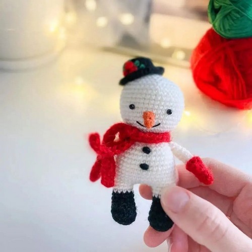 Free Crochet Mini Snowmen Pattern For Christmas Decor - Clairea Belle Makes